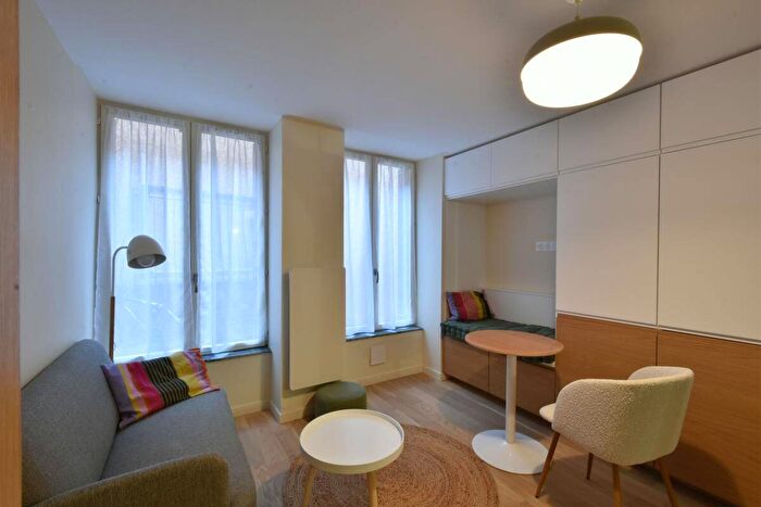 Centre-Bourg, Saint-Genis-Laval : Appartement 2 pièces à louer