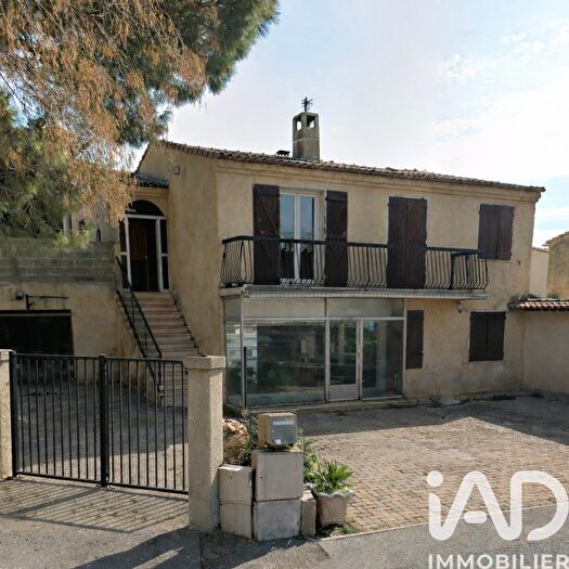 Maison à vendre - Saint-Martin-de-Crau - 7 pièces - 5 chambres