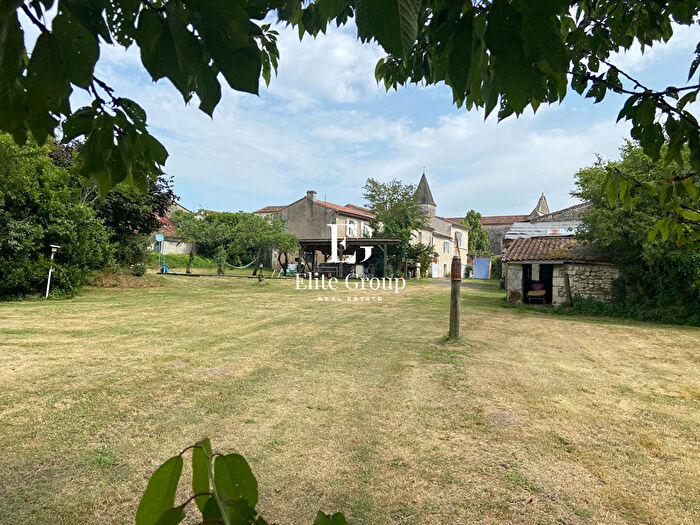 Maison à vendre - Sireuil - 8 pièces - 5 chambres