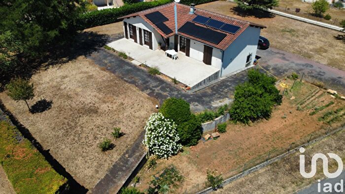 Maison à vendre - Montbron - 5 pièces - 3 chambres