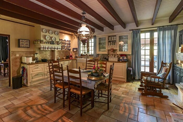 Maison à vendre - Douzat - 9 pièces - 5 chambres