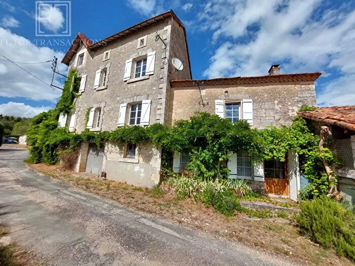 Maison à vendre - La Chapelle-Faucher - 6 pièces - 4 chambres