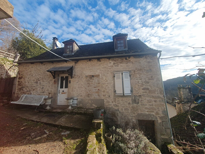 Maison à vendre - La Roche-Canillac - 6 pièces - 4 chambres