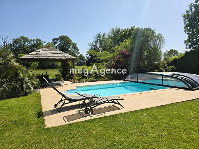 Maison 11 pièces à Évron, à vendre