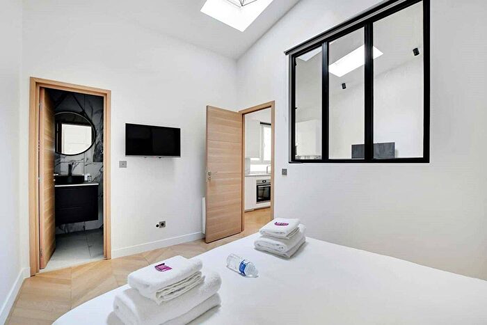 Appartement à louer - Saint Philippe du Roule, Paris ème arrondissement - 2 pièces - 1 chambre