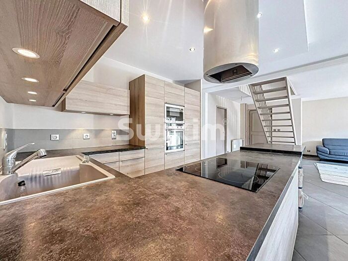 Maison à louer - Est, Gex - 4 pièces - 3 chambres