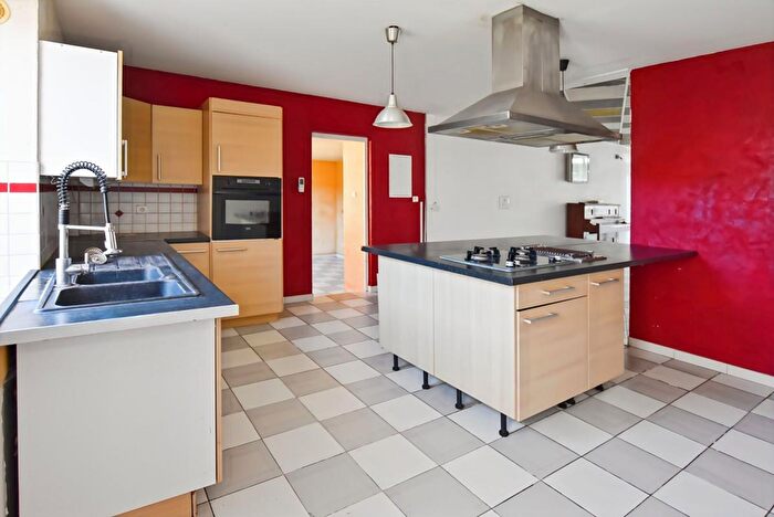 Maison à vendre - Saint-Germain-Lespinasse - 5 pièces - 3 chambres