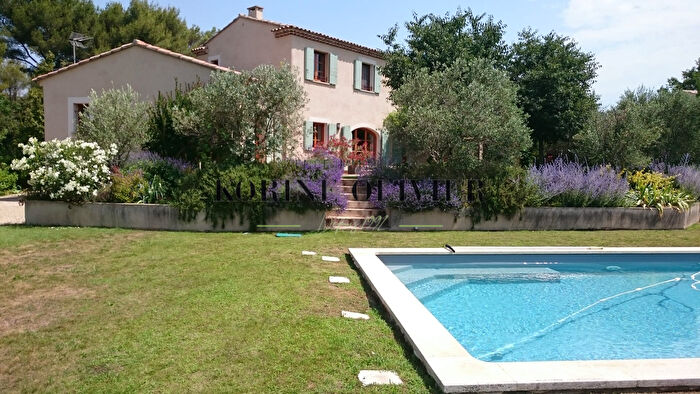 Maison 6 pièces à louer à Saint-Cannat
