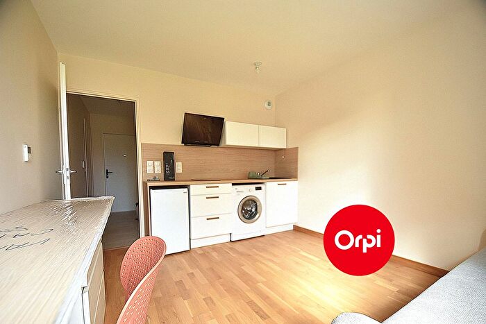 Appartement à louer - Saint-Priest, Village - 1 pièce