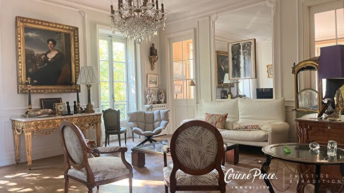 Appartement à vendre - Nîmes, Tour Magne - 6 pièces - 4 chambres