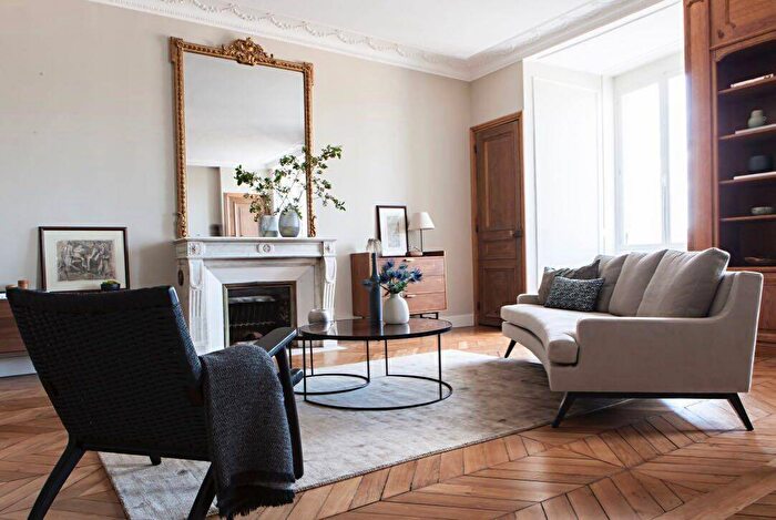 Appartement à louer - Saint Philippe du Roule, Paris ème - 4 pièces - 2 chambres