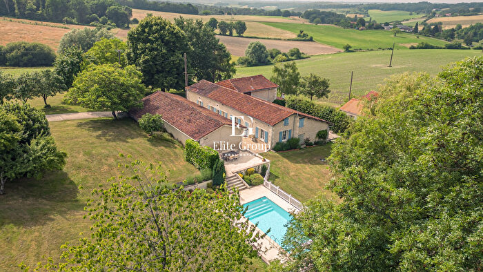 Maison à vendre - Saint-Amant-de-Montmoreau - 9 pièces - 5 chambres