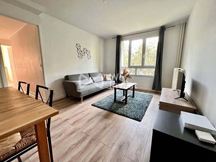 Plateau-Grèves-Europe-Gare du Stade-Fossés Jean, Colombes : Appartement 4 pièces à louer