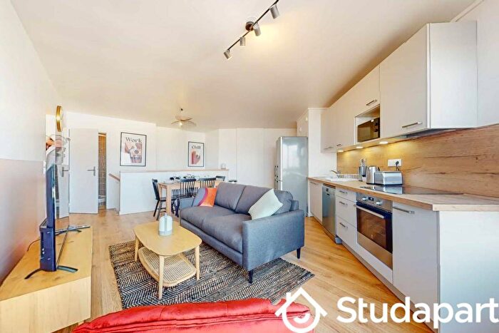 Appartement à louer - Parc-La Boule- Champs Pierreux, Nanterre - 1 pièce - 2 chambres