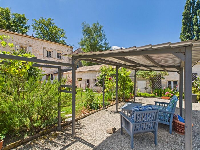 Maison à vendre - Vouzan - 13 pièces - 5 chambres