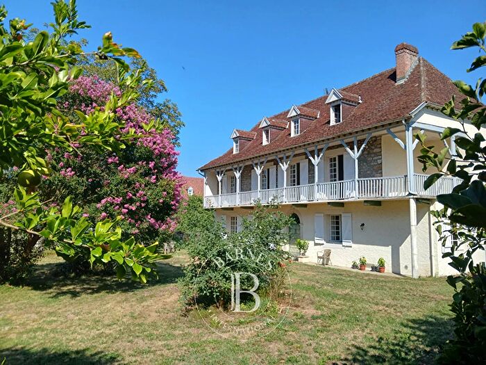 Sauveterre-de-Béarn : Maison 7 pièces à vendre