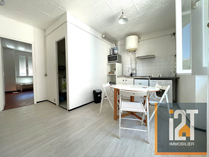 Appartement à louer - Nîmes, Carmes - 2 pièces - 1 chambre