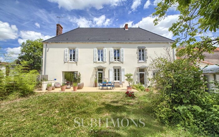 Antigny : Maison 8 pièces à vendre