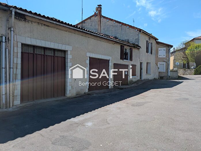 Maison à vendre - Ruffec - 4 pièces - 3 chambres