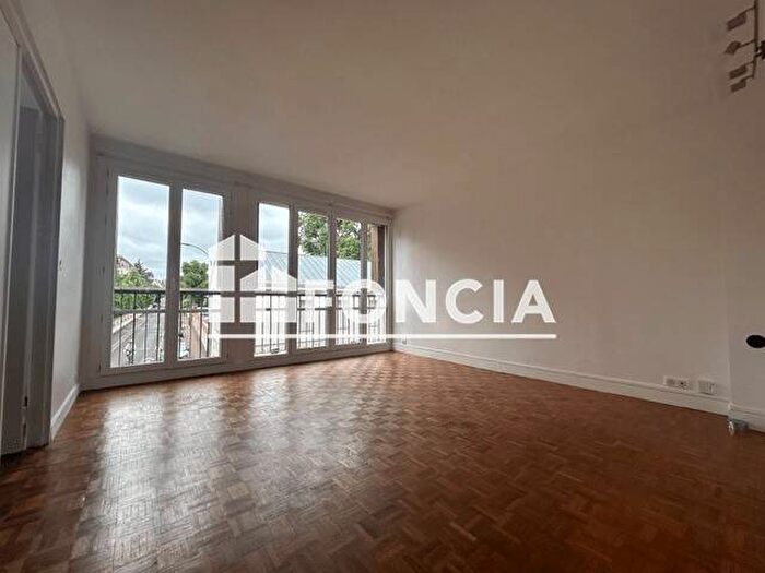 Appartement à louer - Place Louis XIV, Saint-Germain-en-Laye - 4 pièces - 3 chambres