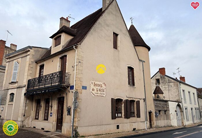 Maison à vendre - Saint-Amand-Montrond - 12 pièces - 6 chambres