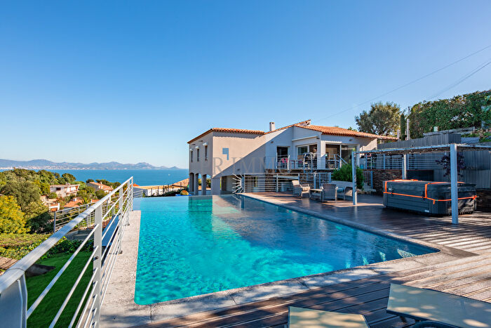 Maison à vendre - Roquebrune-sur-Argens, Les Terrasses - 7 pièces - 5 chambres