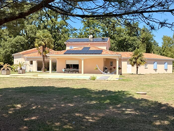 Maison à vendre - Brigueuil - 6 pièces - 3 chambres