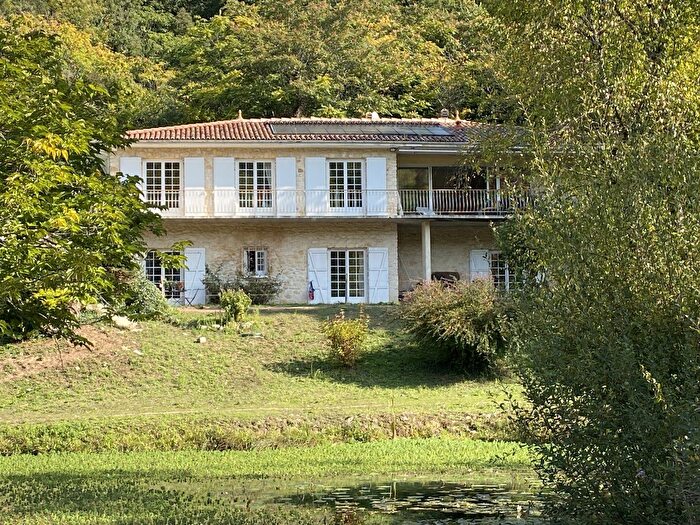 Magnac-sur-Touvre : Maison 7 pièces à vendre