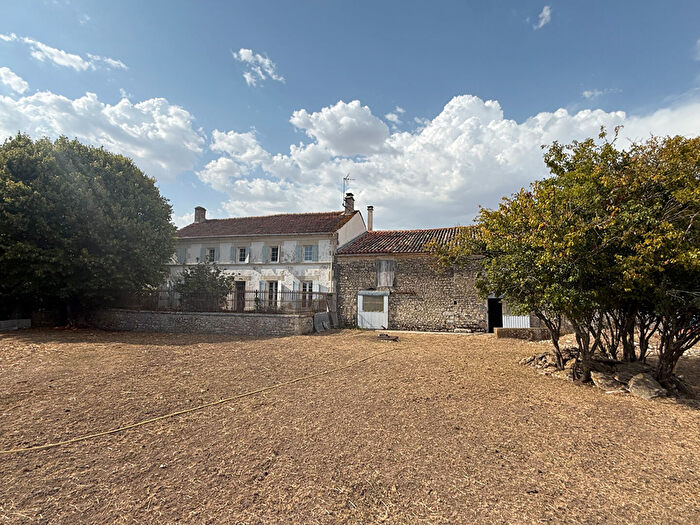 Saint-Crépin : Maison 8 pièces à vendre