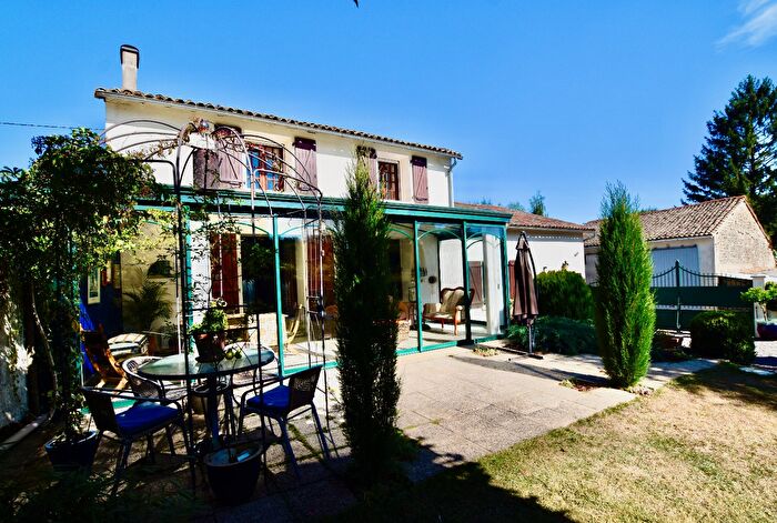 Maison à vendre - Clussais-la-Pommeraie - 7 pièces - 3 chambres