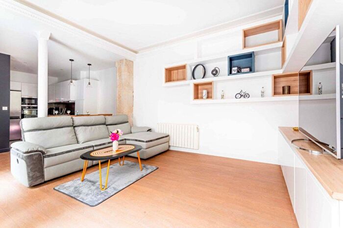 Appartement à louer - Saint Philippe du Roule, Paris ème arrondissement - 3 pièces - 2 chambres