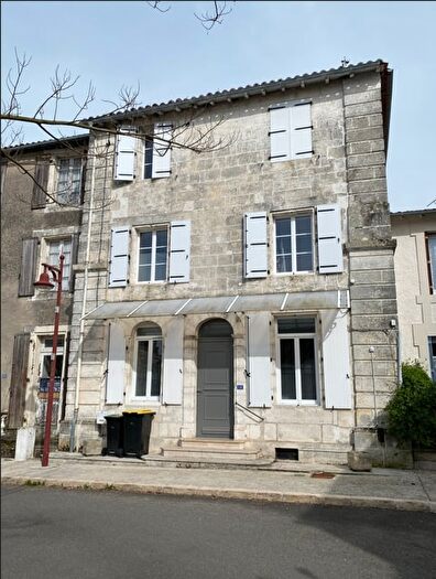 Maison à louer - Saint-Séverin - 6 pièces - 5 chambres