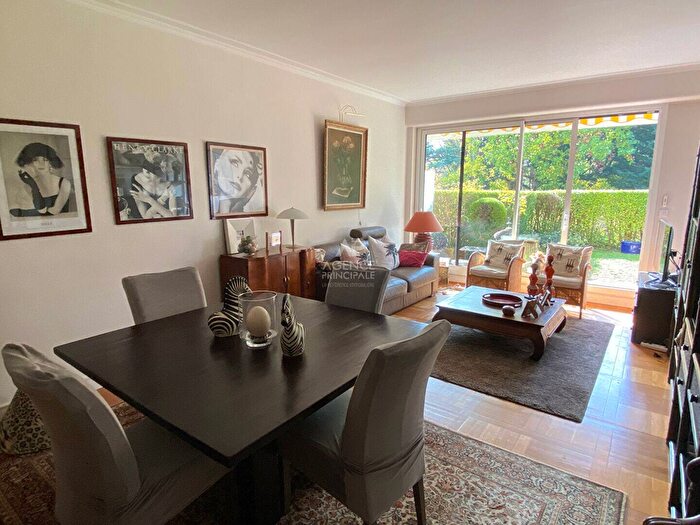 Appartement à louer - Sud, Le Mesnil-le-Roi - 4 pièces - 2 chambres