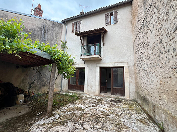 Maison à vendre - Lussac-les-Châteaux - 6 pièces - 4 chambres