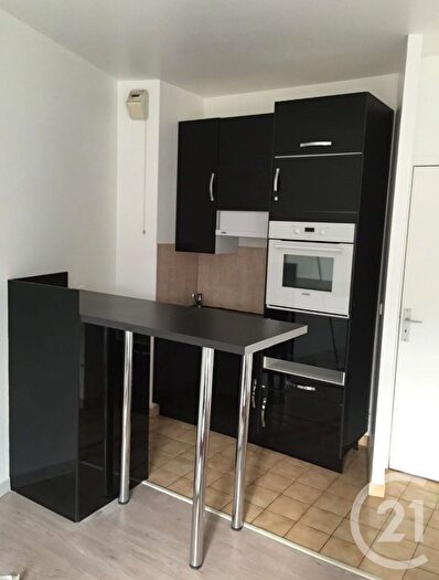 Appartement à louer - Pontault-Combault, Centre commercial - 1 pièce