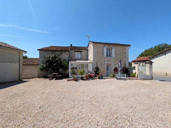 Maison 8 pièces à vendre à Blanzaguet-Saint-Cybard