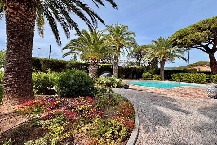 Maison à vendre - Roquebrune-sur-Argens - 8 pièces - 5 chambres