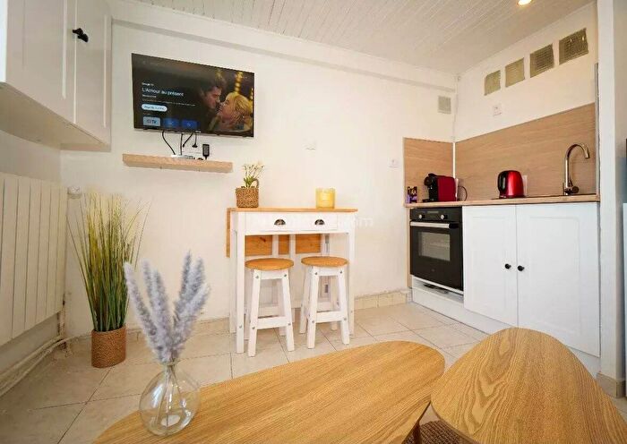 Centre, Saint-Mitre-les-Remparts - Appartement 1 pièce à louer