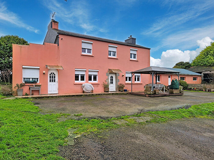 Maison à vendre - Lanrivain - 8 pièces - 6 chambres