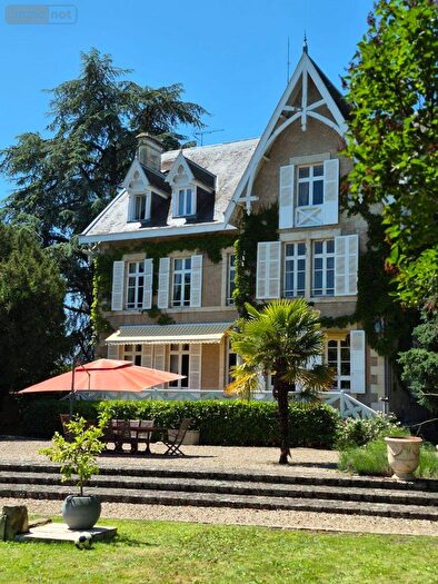 Maison 13 pièces à Saint-Amand-Montrond, à vendre