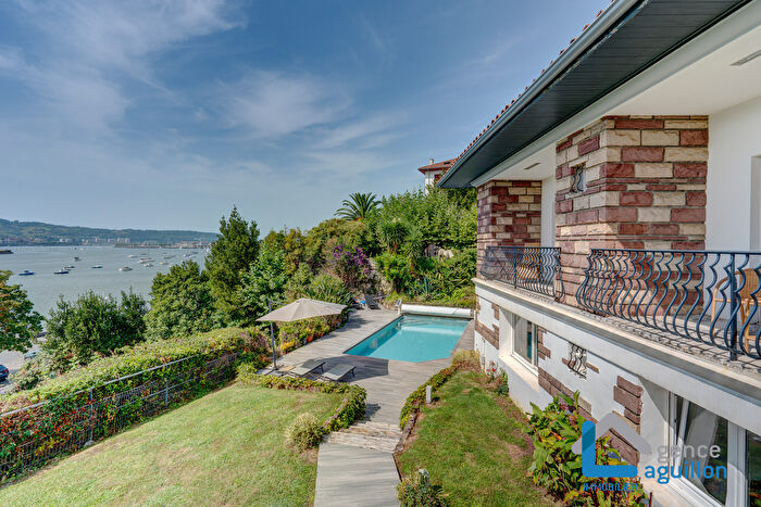 Maison à vendre - Hendaye, Ville - 8 pièces - 6 chambres