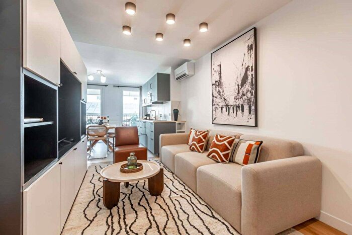 Appartement à louer - Montmartre, Paris ème arrondissement - 5 pièces - 3 chambres