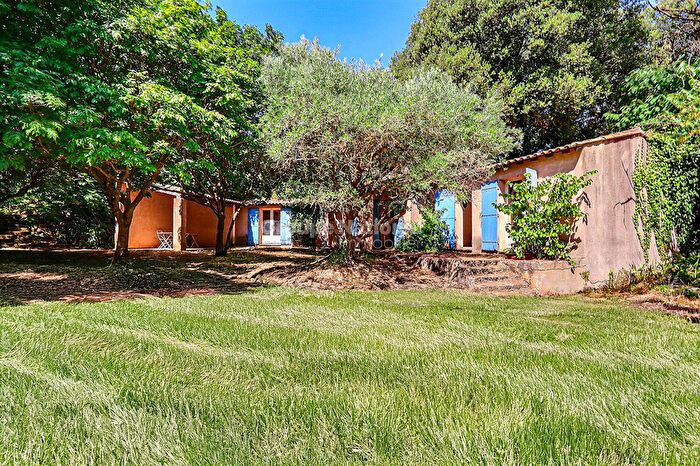 Maison à vendre - Saint-Étienne-du-Grès - 7 pièces - 5 chambres