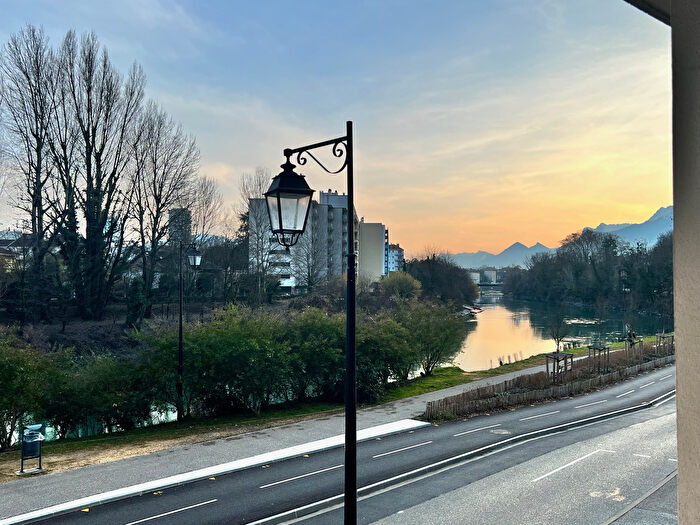 Appartement à louer - La Tronche - 3 pièces - 2 chambres