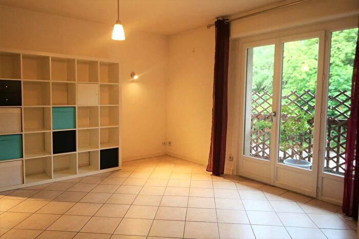 Appartement à louer - Chambéry, Centre-ville - 4 pièces - 2 chambres