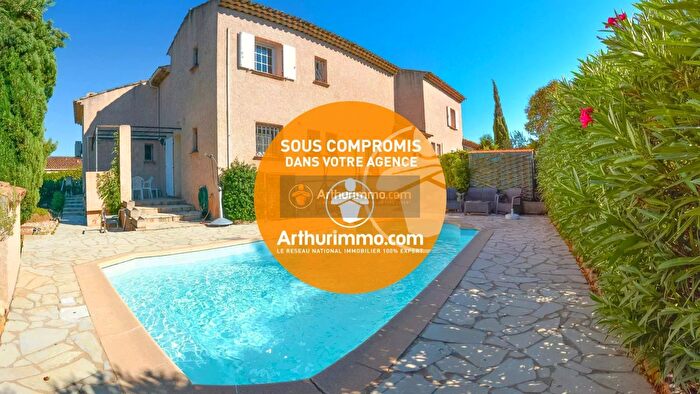 Maison à vendre - Roquebrune-sur-Argens, Village - 4 pièces - 3 chambres