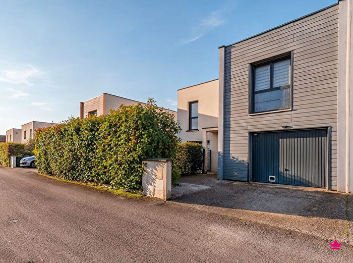 Maison à vendre - Chassieu - 5 pièces - 4 chambres