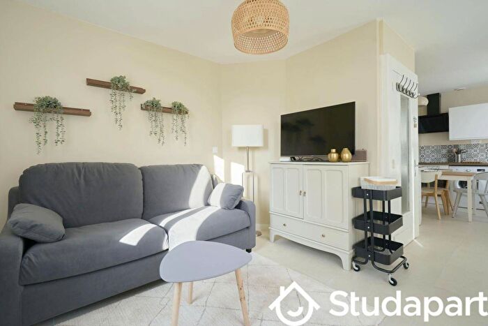 Appartement à louer - Faubourg Saint Catherine-Faubourg de Paris-Le Vignole, Valenciennes - 1 pièce - 2 chambres