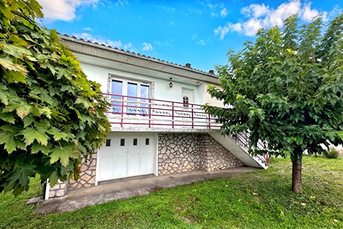 Maison à vendre - Roumazières-Loubert - 6 pièces - 4 chambres