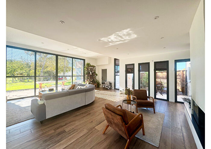 Maison à vendre - Saint-Barthélemy-dAnjou - 7 pièces - 4 chambres